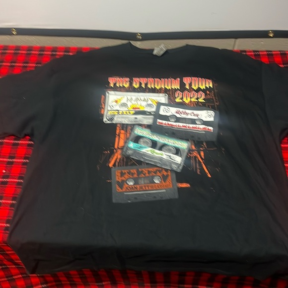 Gildan | Shirts | Stadium Tour 222 Concert Tshirt | Poshmark